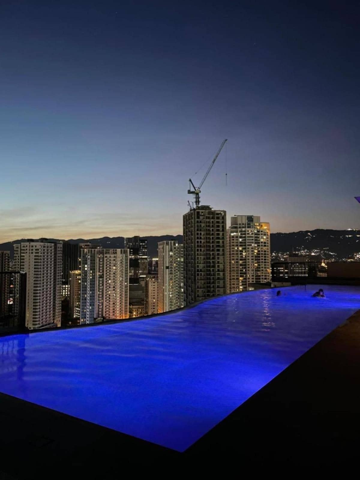 Modern condo 3 min walk to Ayala in Cebu business Park Near IT park ...