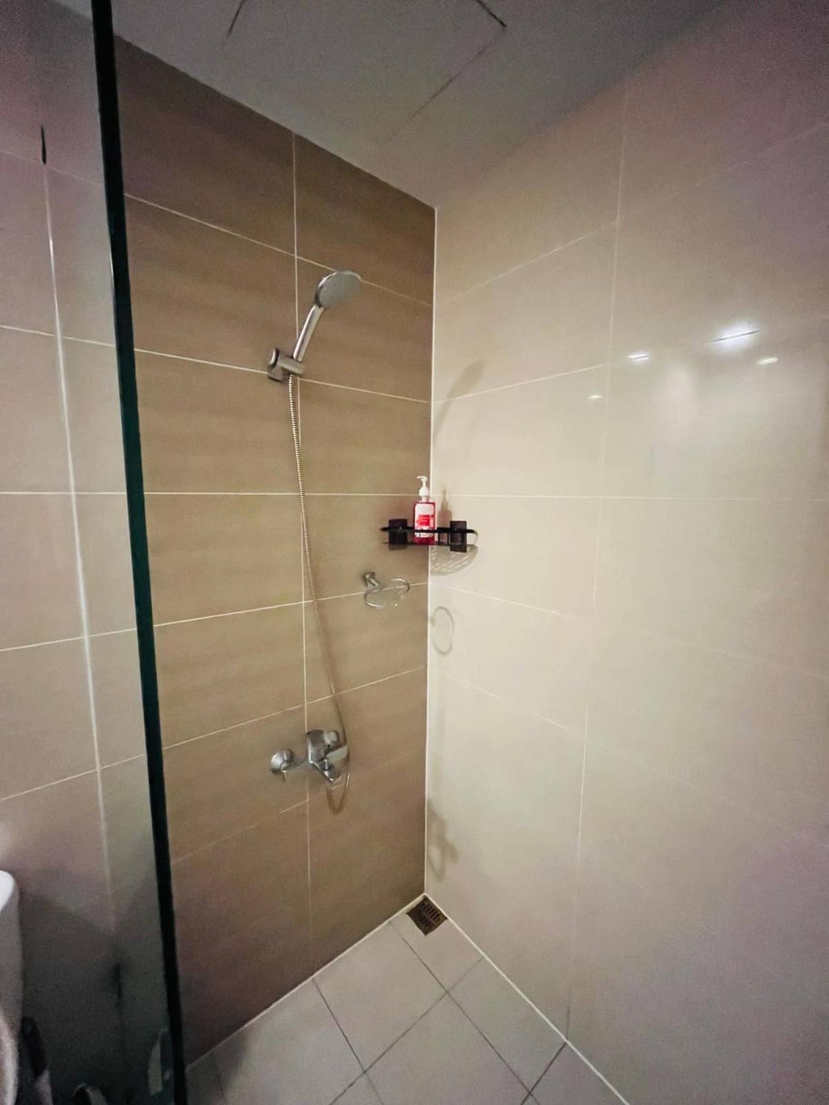 BGC Simple Elegant 300Mbps Wifi, Pool, Netflix - Manila, the ...