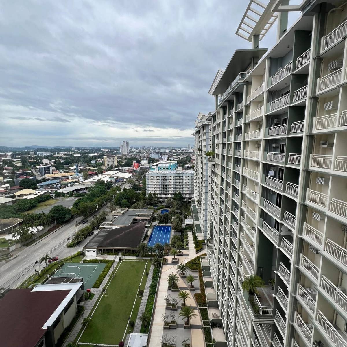2br condo corner unit with 2 picturesque views from the balcony - Davao ...