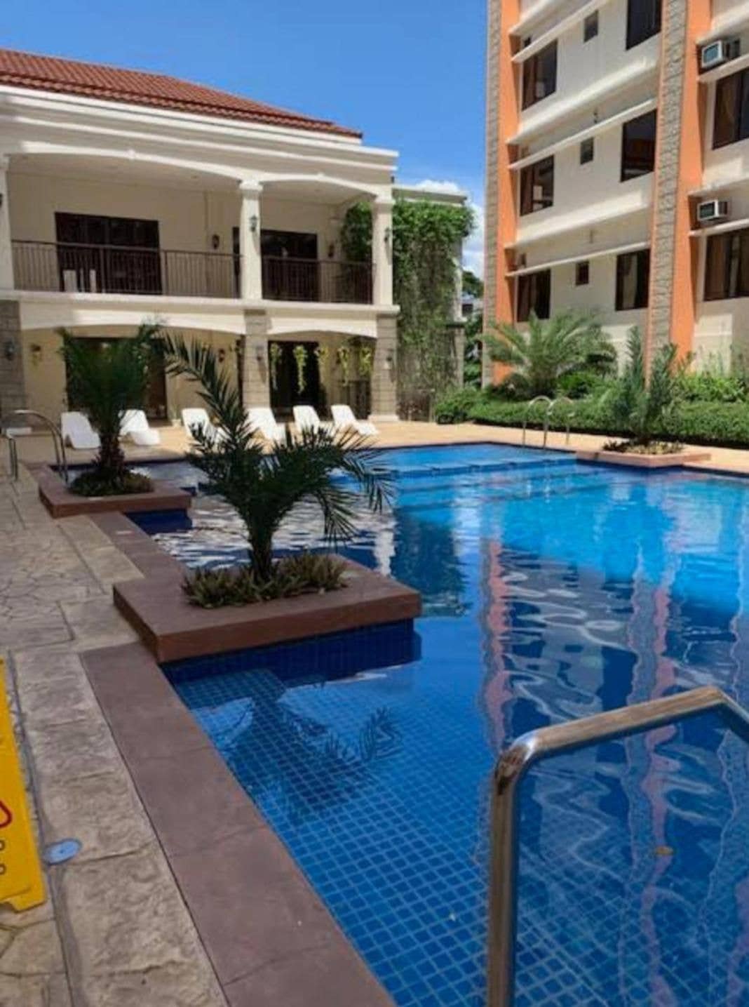 Condotel Near NAIA - massage chair footspa, dance revo, small pet ...