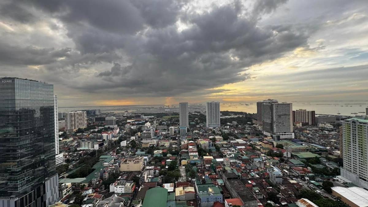 La Verti Residences Unit 1420 I Skyline Views & Luxe Stay Near MOA ...