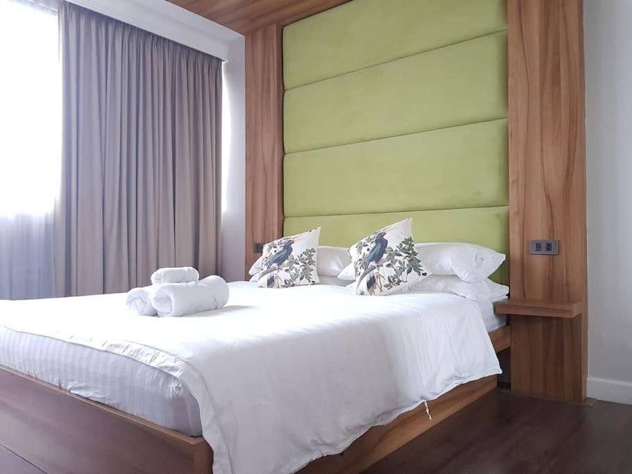 Modern 1BD Executive Suite, Netflix Wifi Pool Gym - Manila, the ...
