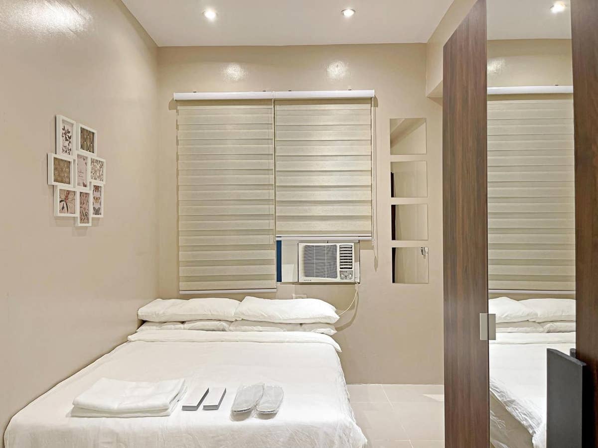Condo along Tomas Morato w/ WiFi SmartTV & Karaoke - Manila, the ...