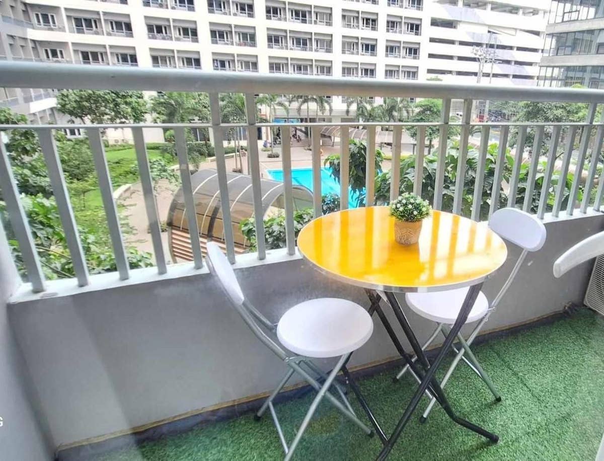 Bright and Cozy 1 Bedroom with Balcony Pool View and WiFi in Grace ...