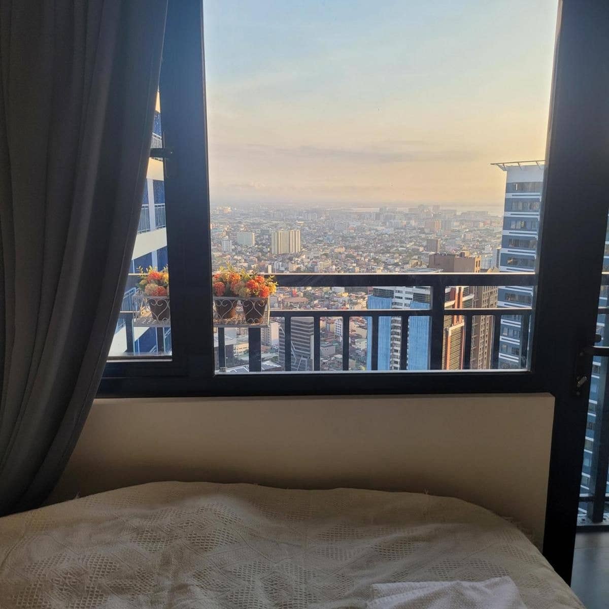Air Residences - City Skyline View Balcony near Airport - 5502 - Manila ...