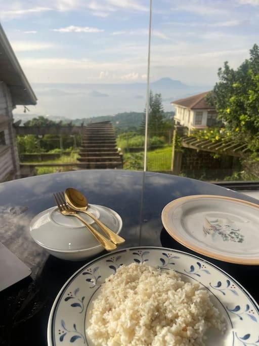 Overlooking House in Tagaytay with Swimming Pool - Tagaytay, the ...