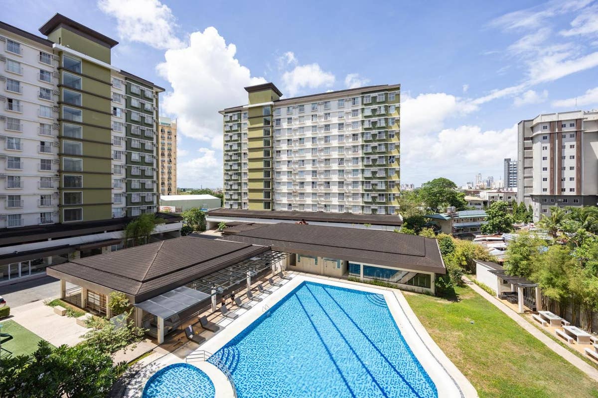 Studio Unit Near IT Park, SM and Ayala with Pool, Balcony and Fast Wifi ...