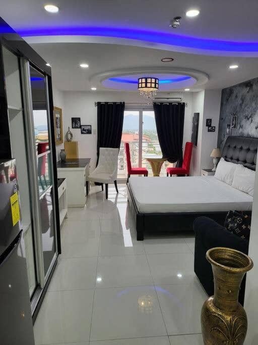 Sheryll Escapes - Kandi Palace Posh 9th floor new studio with King bed ...