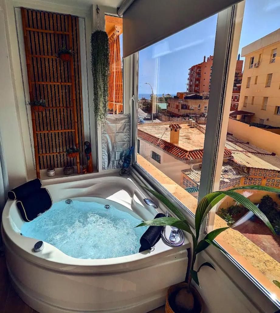 Moderno estudio con jacuzzi privado y piscinas! - Torremolinos, Spain ...