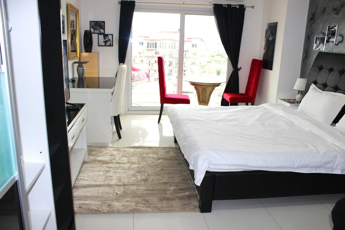 Deluxe room with king bed and Balcony at Kandi Palace - Angeles, the ...