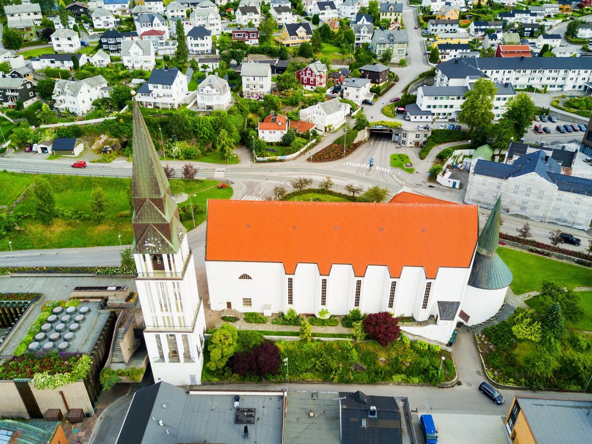 Molde Cathedral travel guide | Guide to Europe